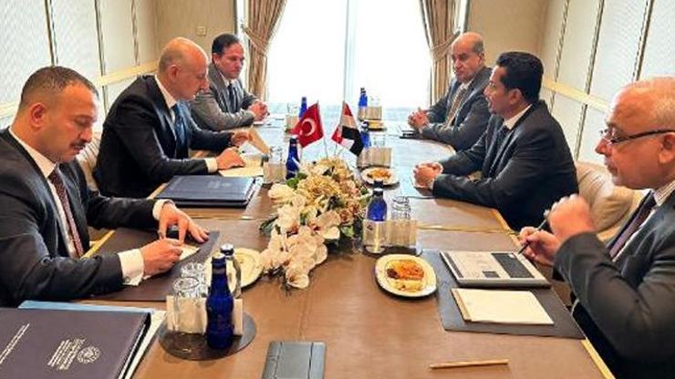 Bakan Karaismailoğlu, Irak'lı mevkidaşı Rezzak Muheybis El Sadavi ile ...