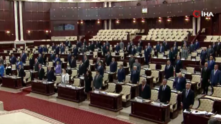 Azerbaycan Milli Meclisi'nde Reisi için 1 dakikalık saygı duruşu ...