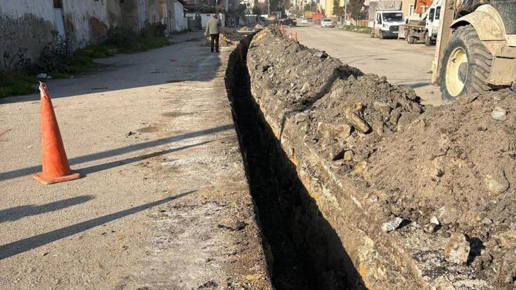 Boru döşemesi yapılan kanalda toprak kayması; 3 yaralı - Uzunköprü Haber