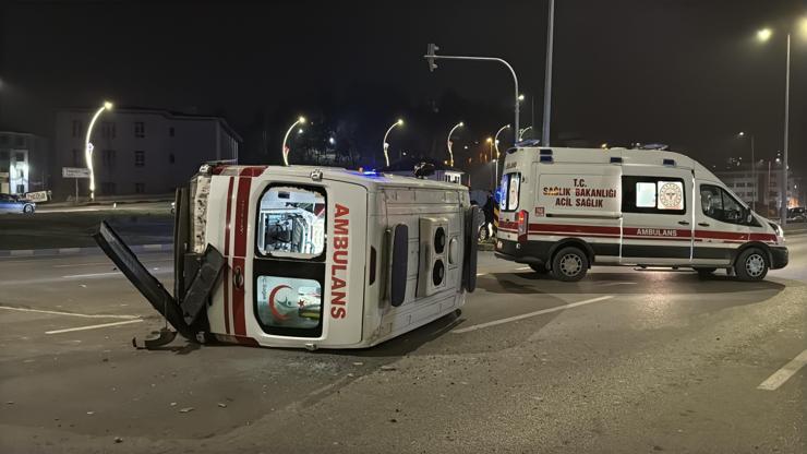 Otomobil ile çarpışan ambulans devrildi; 3 sağlık personeli yaralı ...