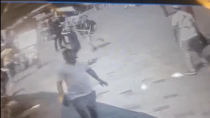 Taksimde kazmayla esnafa saldırdılar; tekme tokat dayak yediler ...